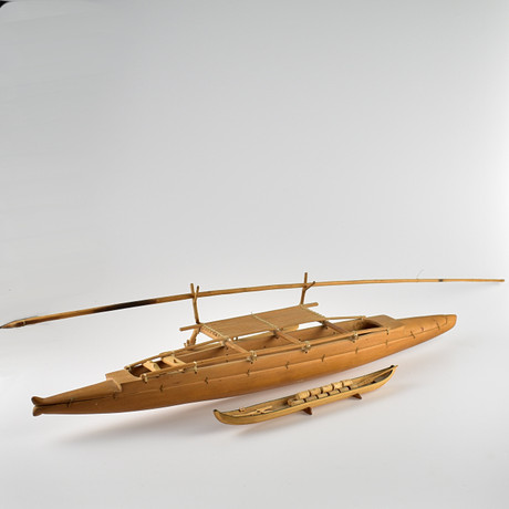 BÅTMODELL, 2 st. kanot med utriggare och kanot med last, trä, 1900-tal ...