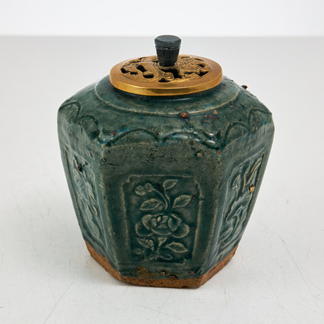 URNA, lergods, Kina, 1800-tal, hexagonal form, dekor i relief av ...