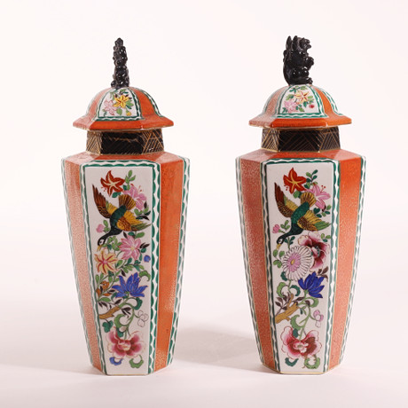 PAREJA DE JARRONES CON TAPA. ESTILO ORIENTAL. PORCELANA. Cerámica y ...