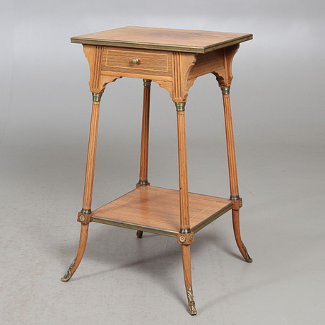 SIDE TABLE, 1900s. Furniture - Tables - Auctionet