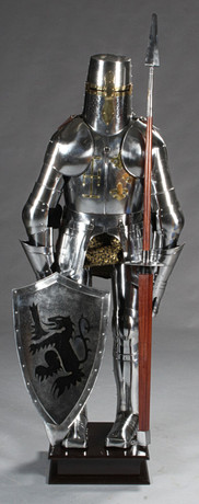 Medeltida riddare rustning med sköld, spjut, cape och rustning rack ...