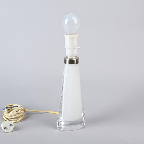 CARL FAGERLUND. Bordslampa, vitt underfångsglas, Orrefors, 1960-tal ...