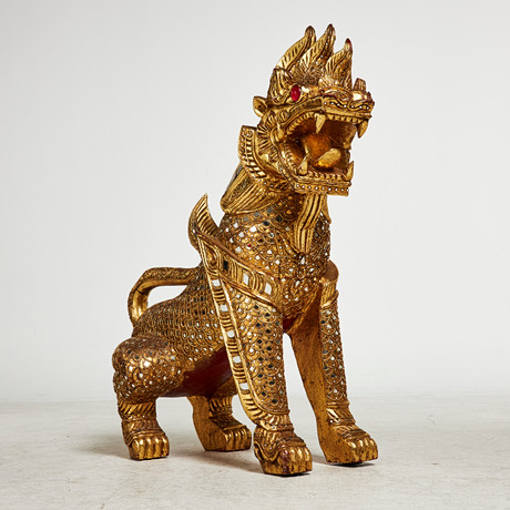 LEJONHUND / FOHUND, trä, med rikt skuren dekor, förgylld och delvis ...