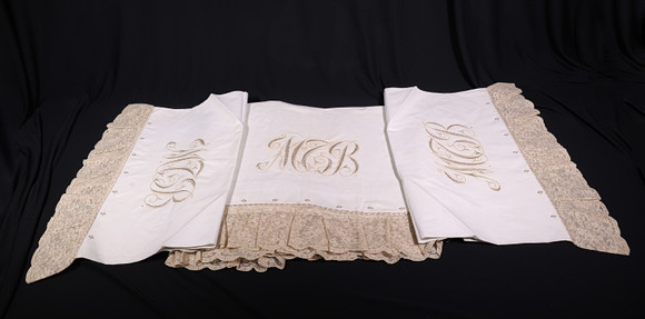 THREAD BED SET WITH LACE TRIMMING AND EMBROIDERY. Carpets & Textiles ...