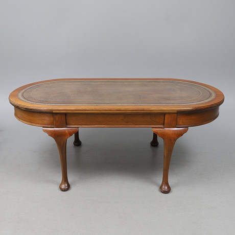 A REPRODUCTION MAHOGANY OVAL WRITING TABLE, IN MID 18TH CENTURY STYLE ...