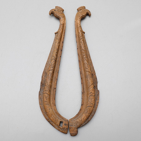 LOKOR, ETT PAR, reliefskurna i björk, i form av akantus och krönta ...