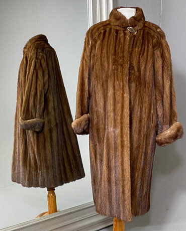 FEMALE MINK COAT IN BROWN. Vintage & Designer Fashion - Auctionet