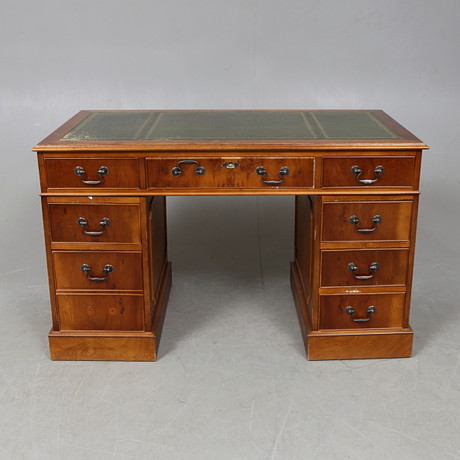DESK, English style, 20th century. Furniture - Tables - Auctionet