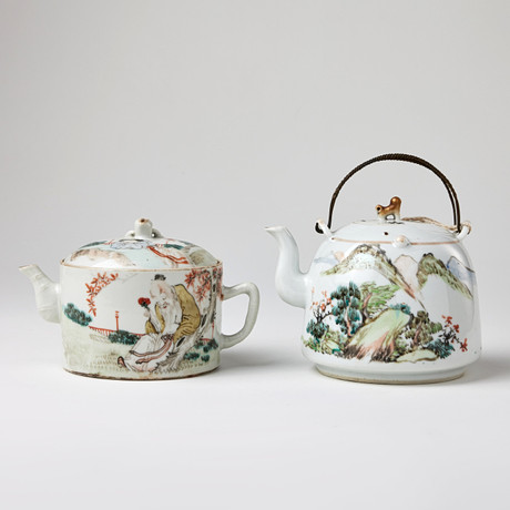 TWO CHINESE TEAPOTS WITH COVERS. Asiatica - Auctionet