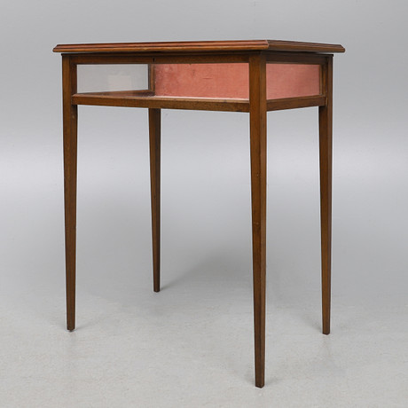 A REPRODUCTION EDWARDIAN STYLE RECTANGULAR MAHOGANY CURIO DISPLAY TABLE ...