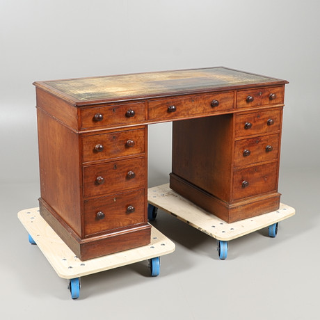 A 19TH CENTURY LEATHER-TOPPED DESK. Furniture - Tables - Auctionet