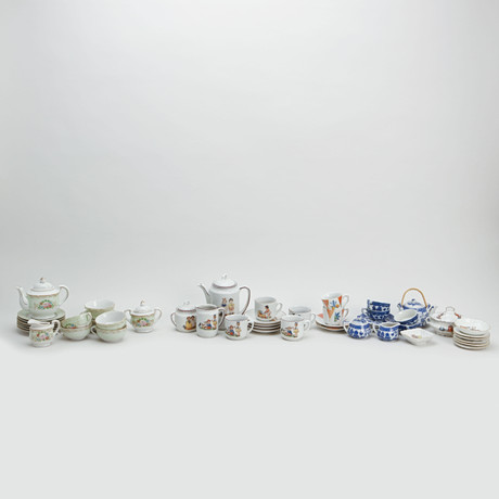DUKKE-SÆT, tre dele, og KOPPER med DASKER, et par, porcelæn, tidligt i ...