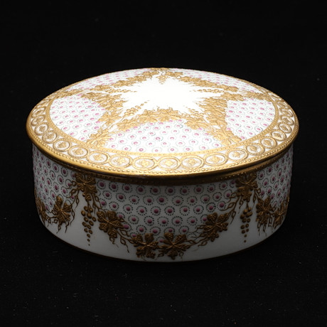 A LIMOGES POWDER BOX AND COVER. Ceramics & Porcelain - European - Auctionet