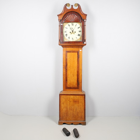 AN OAK LONGCASE CLOCK. Clocks & Watches - Longcase clocks - Auctionet
