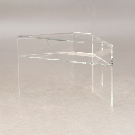 Small acrylic glass corner table. Furniture - Tables - Auctionet