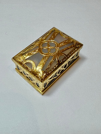 SMALL PILL BOX IN YELLOW GOLD AND PATINATED RESIN. FIRST THIRD 20TH ...