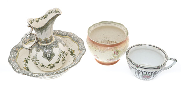 A DOULTON BURSLEM FIGARO PATTERN TOILET JUG AND BASIN. Ceramics ...