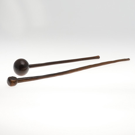 AFRICAN WOODEN KNOBKERRIE, & ANOTHER KNOBKERRIE. Ethnographica - Auctionet