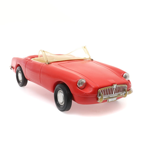 SINDY DOLL PLASTIC MGB CONVERTIBLE CAR, 1965. Toys - Toys - Auctionet