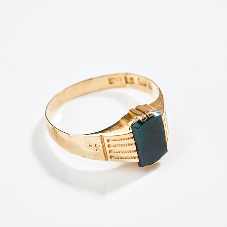 RING, 18k gold, emerald cut blood jasper, foreign stamps. Jewellery ...