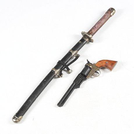 REVOLVER samt SVÄRD, 2 delar, bl.a. Colt Navy, BKA 98, replika. Vapen ...