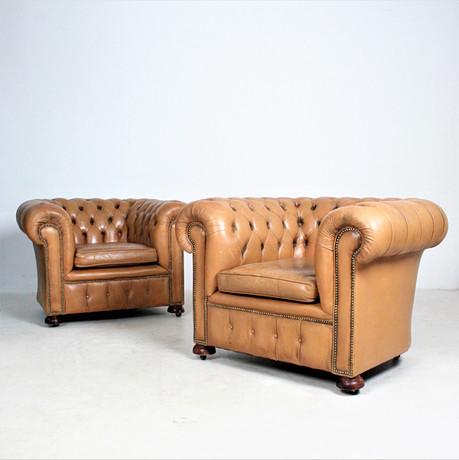 par Chesterfield fåtöljer. Möbler - Fåtöljer & Stolar - Auctionet
