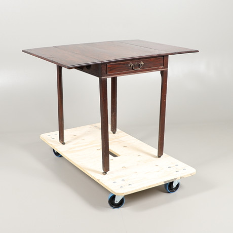 A MAHOGANY DROP FLAP TABLE. Furniture - Tables - Auctionet