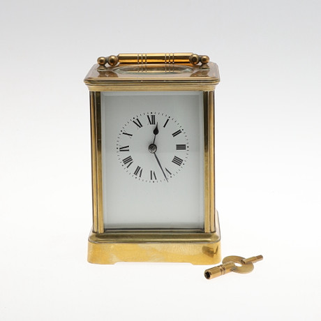 A BRASS CARRIAGE CLOCK. Clocks & Watches - Mantel clocks - Auctionet