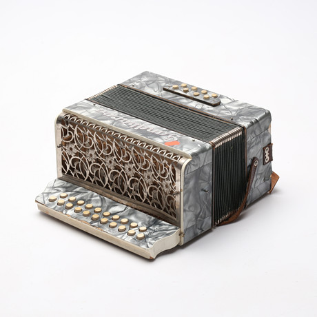 DRAGSPEL, Gandharva. Samlarföremål - Musikinstrument - Auctionet