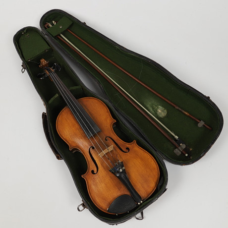 FIOL, 2 stråkar och fodral, tidigt 1900-tal. Övrigt - Musikinstrument ...