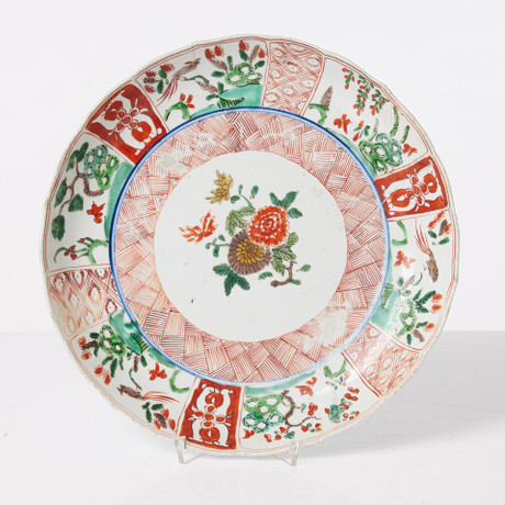 DISH, porcelain, China, Kangxi (1662-1722), contoured rim, famille ...