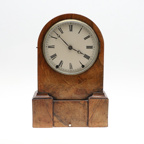 A WALNUT MANTLE CLOCK. Clocks & Watches - Mantel clocks - Auctionet