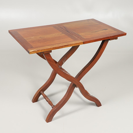 A HARDWOOD FOLDING CAMPAIGN TABLE. Furniture - Tables - Auctionet