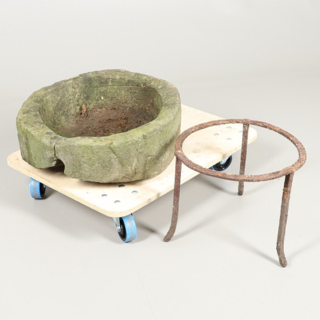 A LATE 17TH CENTURY CIRCULAR STONE TROUGH. Garden & Architectural ...