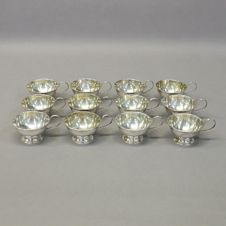 12 PUNCH MUGS IN SILVER. Silver & Metals - Silver - Auctionet