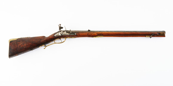 FLINTLOCK RIFLE, probably German, 18th century, lockplate signed Martin ...