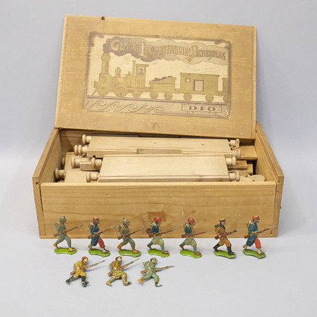 GEMLA LEKSAKSFABRIKS AB TÅGSET I TRÄ SAMT LEKSAKSSOLDATER I METALL ...
