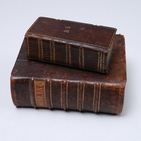 BIBLAR, 2 st, Johan Horn Stockholm 1720 respektive Samuel Norberg Göteborg 1794. Böcker, Kartor ...