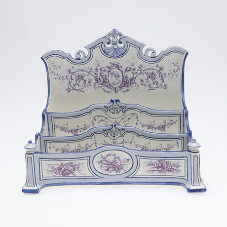 EN GIEN KERAMIK BREVPAPPER RACK. Keramik & Porslin - Europeiskt - Auctionet