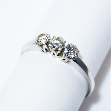 RING, 18K, vitt guld, 3 briljantslipade stenar. Smycken & Ädelstenar ...