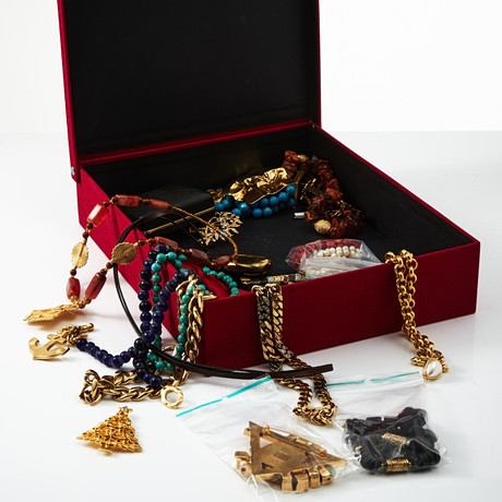 BIJOUTERIER, broscher, varav en brosch märkt F.Volle, Paris, en i form ...