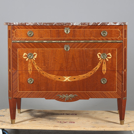 Chest of drawers, three drawers, veneered, brass fittings, marble top ...