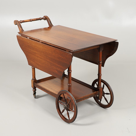 A VICTORIAN MAHOGANY TEA TROLLEY. Furniture - Other - Auctionet