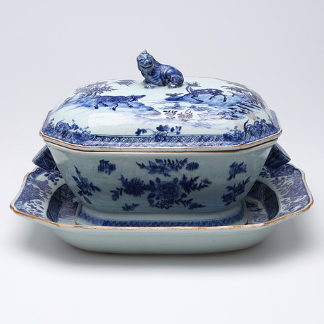 TERRIN med LOCK och UNDERFAT, porslin, Kina, Qianlong (1736-1795 ...