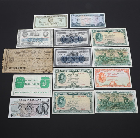 A COLLECTION OF IRISH BANKNOTES TO INCLUDE A 1956 ULSTER BANK ONE POUND ...