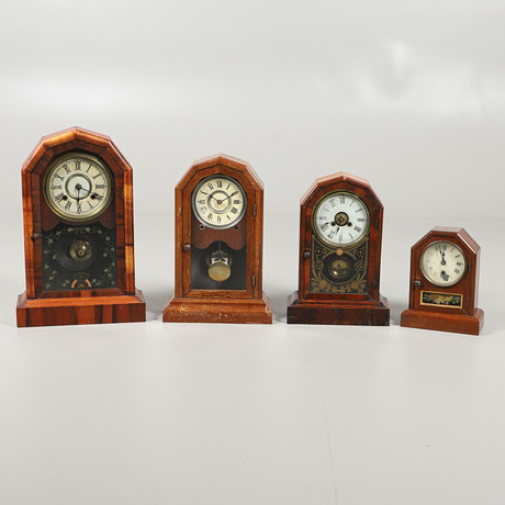 FYRA LIKNANDE DESIGN MANTEL KLOCKOR. Klockor & Ur - Bordsur - Auctionet