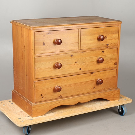 A MODERN PINE CHEST OF DRAWERS. Furniture - Chests of drawers - Auctionet