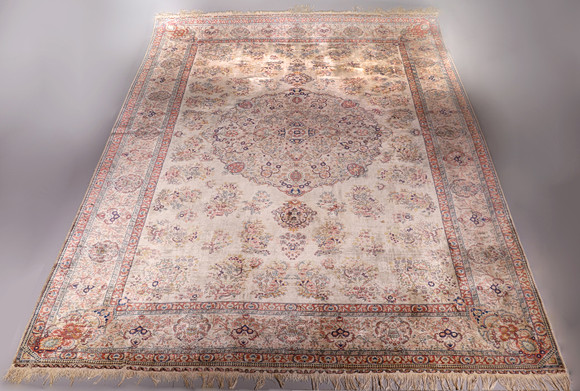STOR ORIENTALISK SIDEN MATTA. 354 X 286 CM. SIGNERAD. Mattor & Textil ...