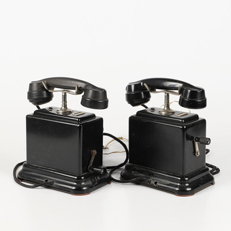 BORDSTELEFONER, 2 stycken med kabel, plåt/bakelit, L M Ericson ...