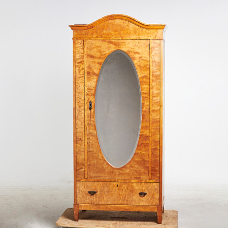 LINNESKÅP, 1930/40-tal, fanérad med björk, dörr med infälld spegel med ...